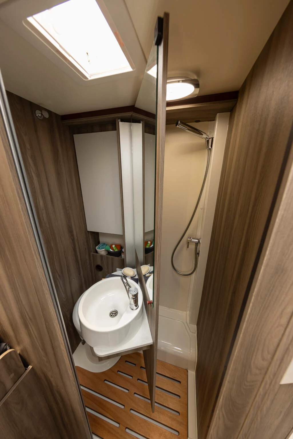 Compact 665 Kronos Motorhome Hire Bathroom | Luna Motorhome Hire ...